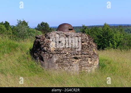 Machine gun turret at entrance to French fortress of Douaumont, Verdun ...