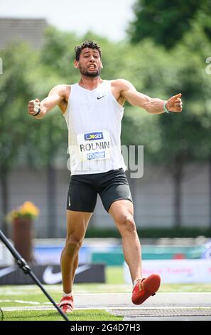 Ratingen, Deutschland. 19th June, 2021. Feature, helpers measure the ...