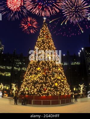 CHRISTMAS TREE LIGHTS PPG PLAZA ICE RINK (© PHILIP JOHNSON / JOHN ...