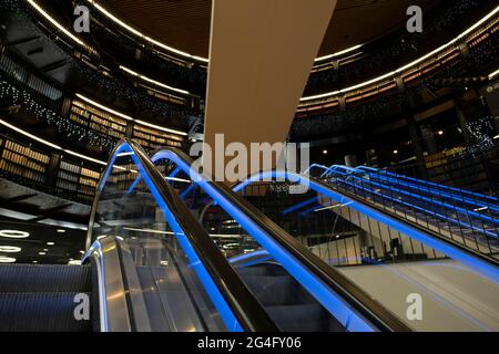 The modern library of Birmingham, Library of Birmingham interior ...