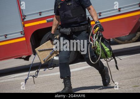 The police evict the environmental activists from the Repsol ...