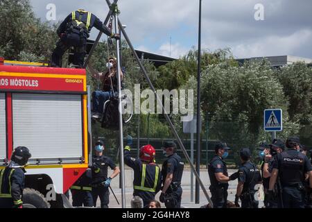 The police evict the environmental activists from the Repsol ...