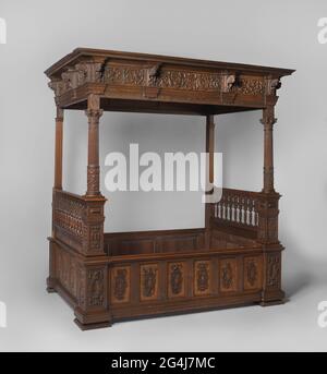 Crib of oak, with corner styles and decorations on Frisian and panels ...