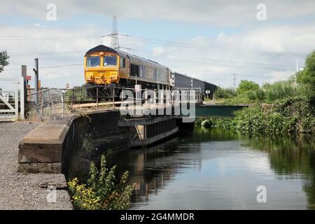 GB Railfreight Class 66 - 66785 passing DIRFT Stock Photo - Alamy