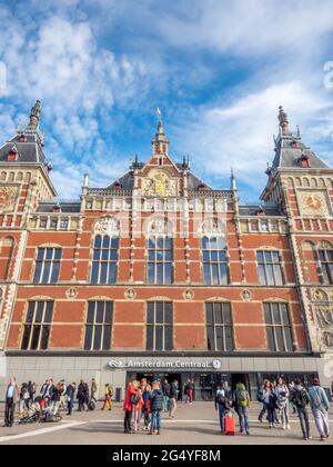 AMSTERDAM - OCTOBER 3: Crowded people at front of Amsterdam train ...