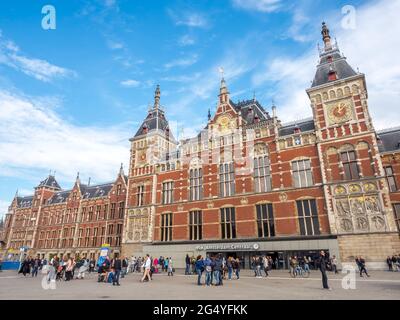 AMSTERDAM - OCTOBER 3: Crowded people at front of Amsterdam train ...