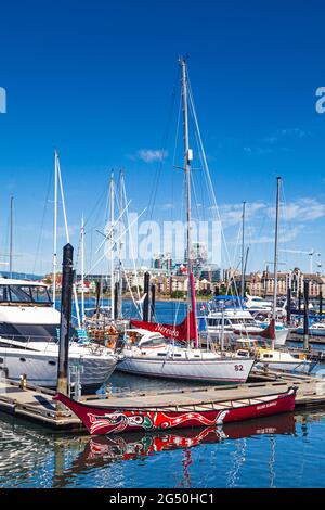 Canoe with traditional West Coast First Nations design, harbor ...