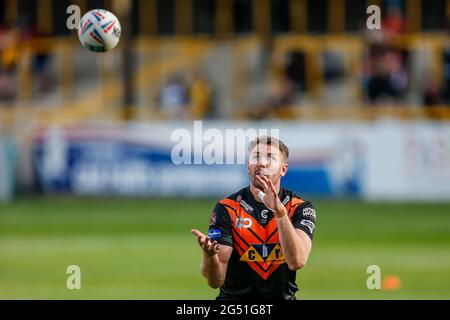 Michael Shenton (4) of Castleford Tigers prepares to catch the ball ...