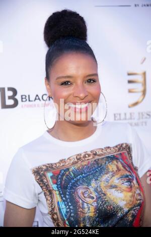 LOS ANGELES, CA - JUNE 9: Actress Sarah Lancaster, actor Dennis Haskins ...