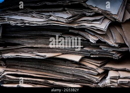 Close up of a stack of flattened old cardboard boxes Stock Photo - Alamy