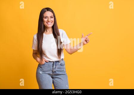 Photo of mature cheerful female promote you good quality product point ...