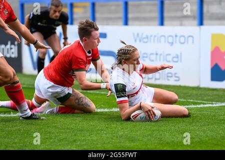 Caitlin Beevers (5) of England goes over for a try Stock Photo - Alamy