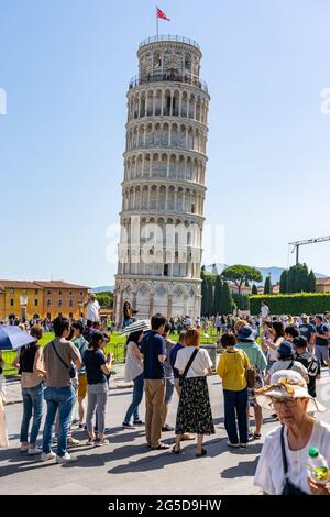 PISA, ITALY - JUNE 25, 2019: Crowd of tourists visit Leaning Tower of ...
