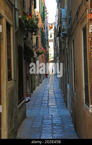 Narrow alley in Venice, Italy Stock Photo - Alamy