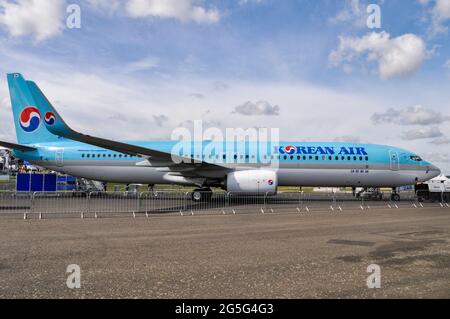 Korean Air Lines Boeing 737 -900ER jet airliner plane at Farnborough ...