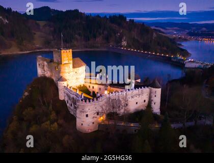 Nedzica castle with Chorshtynskoe lake illuminated at dusk Stock Photo ...