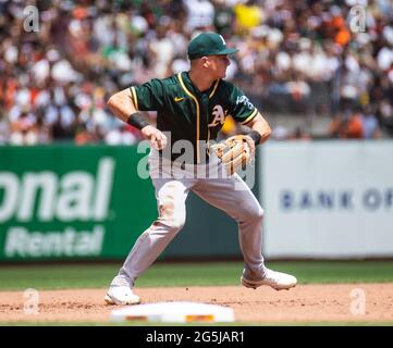 San Francisco Giants' Matt Chapman (26) waits on deck during a baseball ...