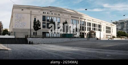 maxi-hub building in the City-life complex (Italian name: Palazzo delle ...