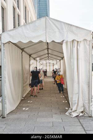 maxi-hub building in the City-life complex (Italian name: Palazzo delle ...