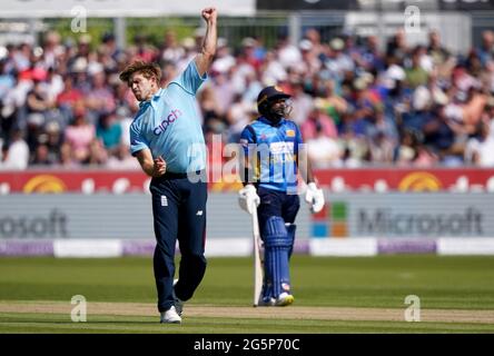 Sri Lanka's Charith Asalanka, left, watches his shot during the third ...