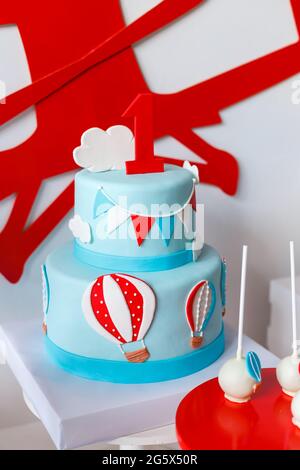 decor of different colors on the catering table Stock Photo - Alamy