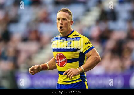 Jason Clark #14 of Warrington Wolves gives his team instructions Stock ...