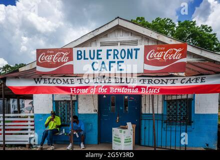 Blue Front Cafe in Bentonia Mississippi Stock Photo - Alamy