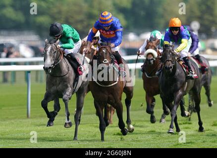 Oneforthegutter and Dougie Costello (centre, blue/orange) coming home ...