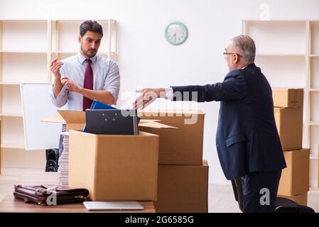 Two employees in relocation concept Stock Photo - Alamy