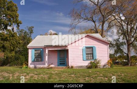 Abandoned Pink House in Rural Countryside Stock Photo - Alamy