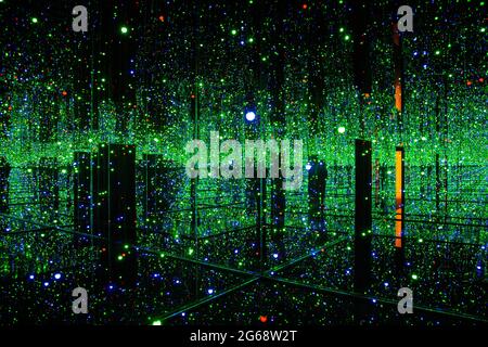 'Infinity Mirrored Room - Filled with the Brilliance of Life' at Yayoi ...