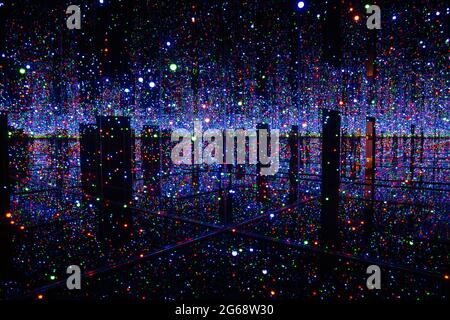 'Infinity Mirrored Room - Filled with the Brilliance of Life' at Yayoi ...
