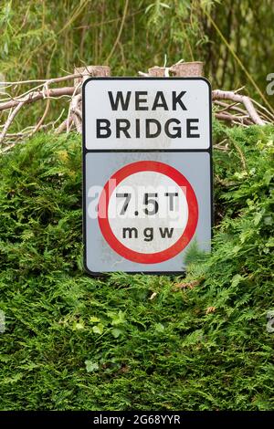 7.5t weight limit sign Stock Photo - Alamy