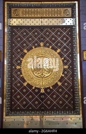The door of Masjid Nabawi. Arabic Calligraphy: Muhammad Rasulullah ...