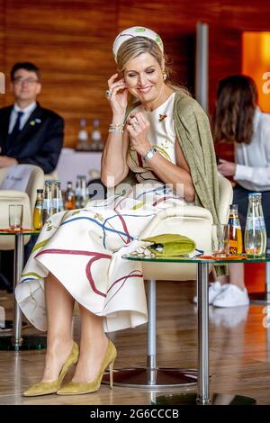 German First Lady Elke Büdenbender (L) and Queen Letizia (R) smile ...