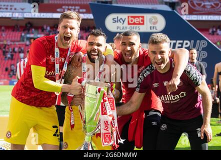 Brentford goalkeeper David Raya (left) and Ivan Toney during the ...