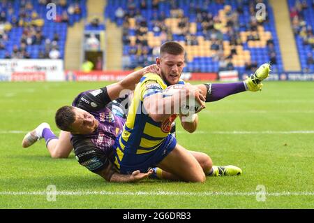 Danny Walker (16) of Warrington Wolves goes over for a try Stock Photo ...