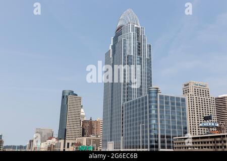The skyline of Cincinnati, Ohio including the Great American tower and ...