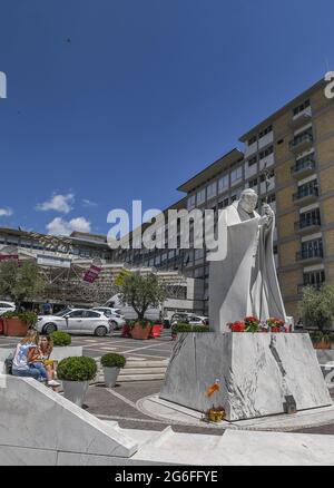 Rome, Pope Francis admitted to the Gemelli Hospital Stock Photo - Alamy