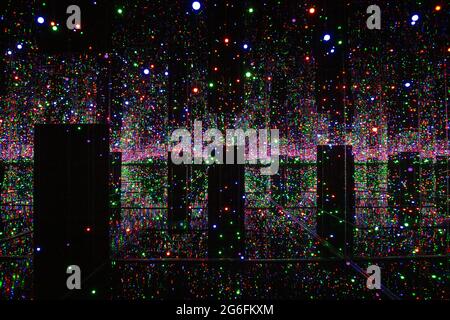 'Infinity Mirrored Room - Filled with the Brilliance of Life' at Yayoi ...