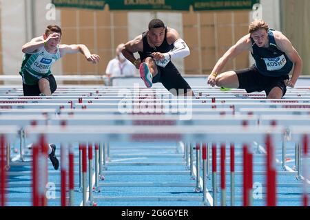 left to right Gregory MINOUE (TV Angermund/ 3rd place), winner Manuel ...