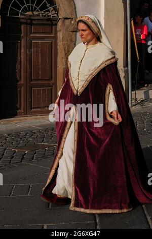 Costume of an Italian noblewoman, 14th century. She wears a veil, a ...