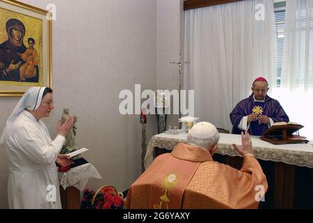 Rome, Italie. 06th Mar, 2005. March 6, 2005: Pope John Paul II takes ...