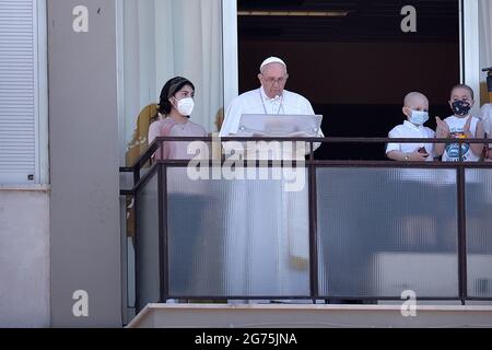 Pope Francis leads the Sunday's Angelus prayer from the Gemelli ...
