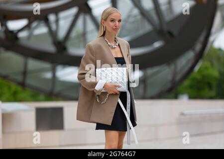 Leonie Hanne Paris Fashion Week - Women F/W 23-24 Valentino Fashion ...