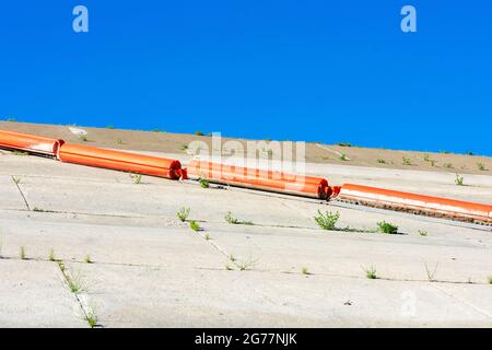 log boom barrier floating on water Stock Photo - Alamy