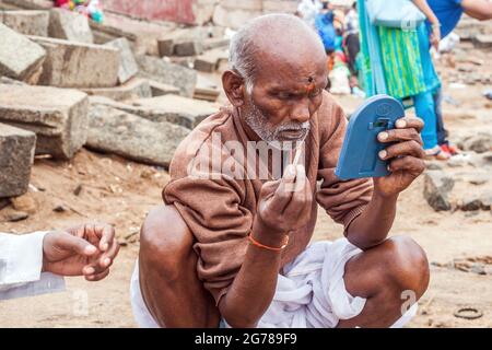 Bindi , red dot , forehead decoration , india , asia Stock Photo - Alamy