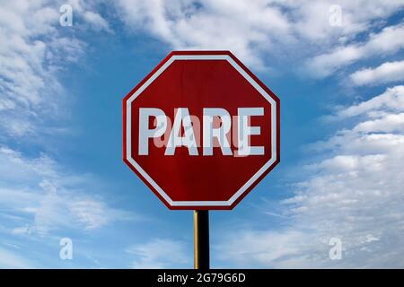 Mandatory stop sign in Brazilian Portuguese PARE Stock Photo - Alamy