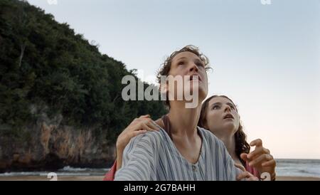 OLD, from left: Thomasin McKenzie, Gael Garcia Bernal, 2021. ph ...
