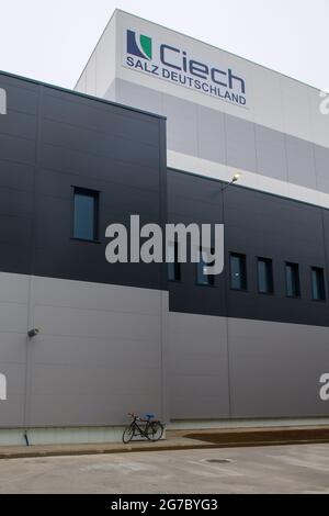 12 July 2021, Saxony-Anhalt, Staßfurt: An employee of the chemical ...